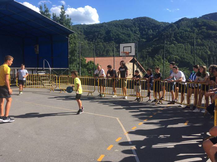 Elduainen erretirodunei hamaiketakoa eskaini zaie, gaztetxoak ...